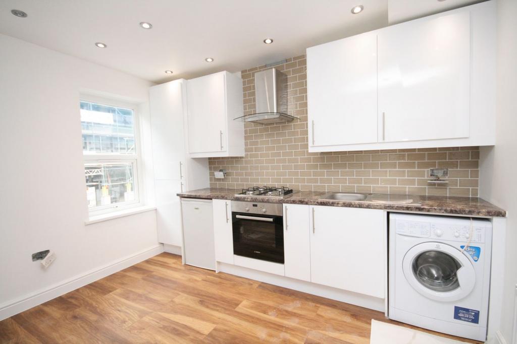 Cambridge Heath Road, London E2 2 bed apartment - £1,950 pcm (£450 pw)