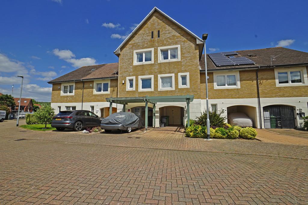 Bryher Island, Portsmouth PO6 3 bed townhouse for sale - £575,000