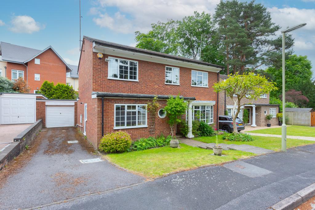 Woodlands Close, Camberley GU17 4 bed detached house for sale - £570,000