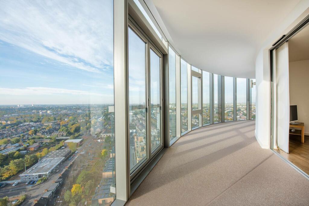 Kew Eye, Brentford TW8 2 bed apartment - £2,900 pcm (£669 pw)