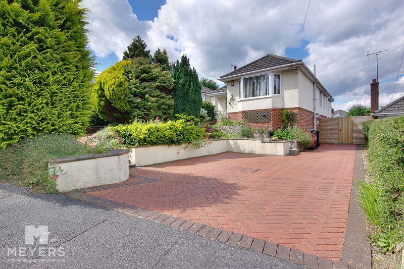 High Howe Lane, Bearwood, BH11 2 bed detached bungalow - £359,000