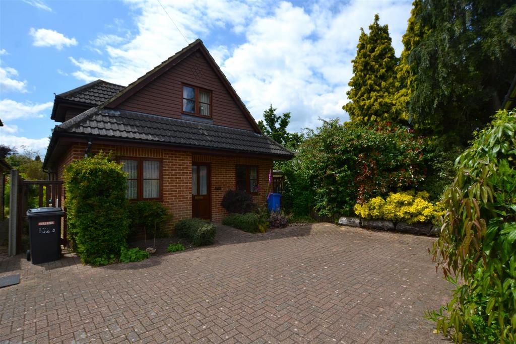Clarence Road, Fleet GU51 3 bed detached house - £500,000