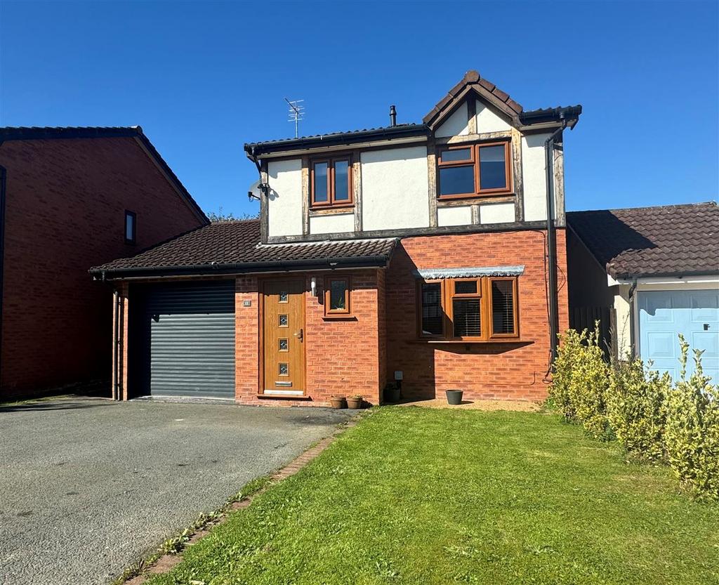Longueville Drive, Oswestry, SY11 2YN 3 bed detached house - £269,950