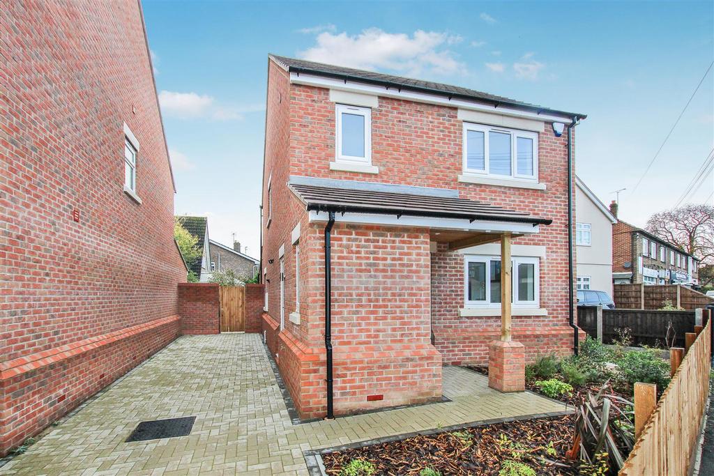 (1) Danes Way, Pilgrims Hatch, Brentwood 3 bed detached house - £570,000