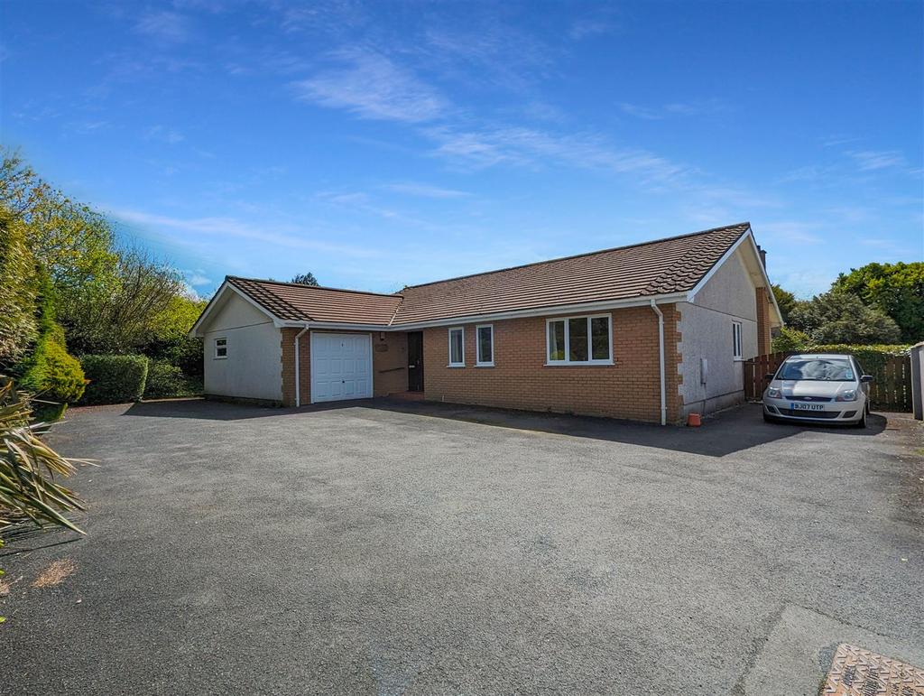 Trethiggey Crescent, Quintrell Downs TR8 4 bed detached bungalow - £550,000