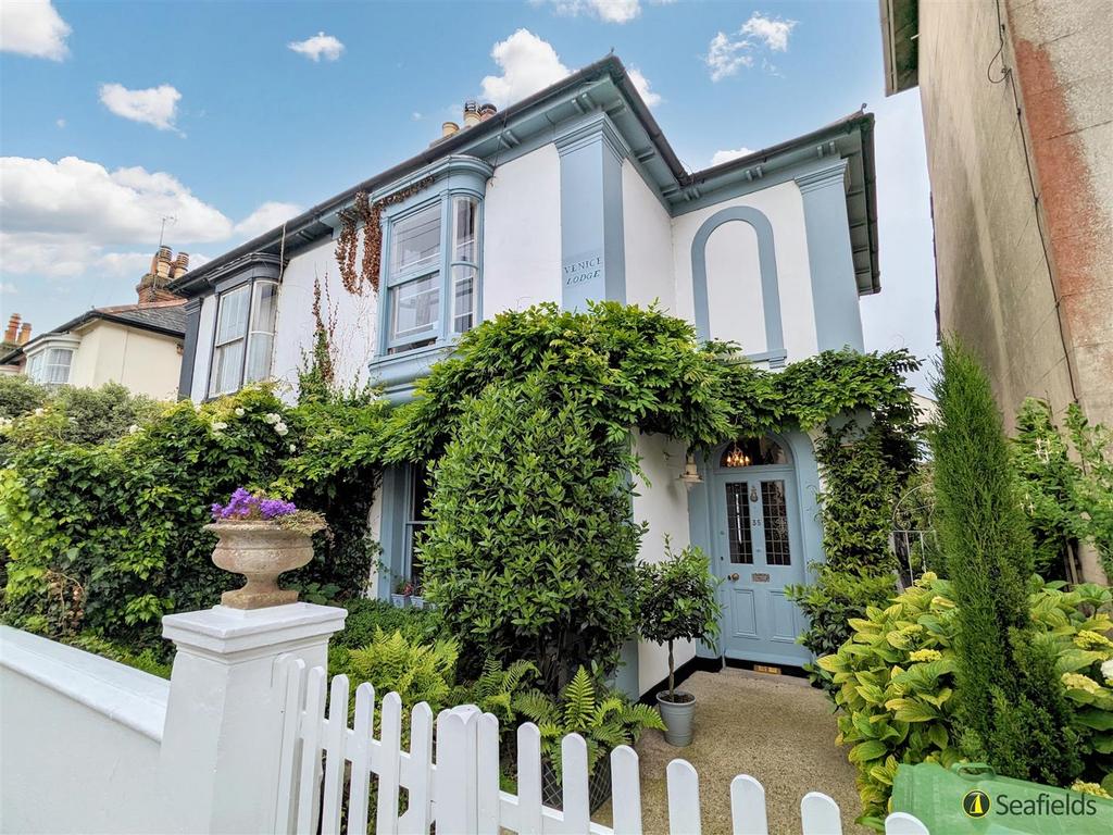 Simeon Street, Ryde, PO33 1JQ 2 bed semi-detached house - £295,000