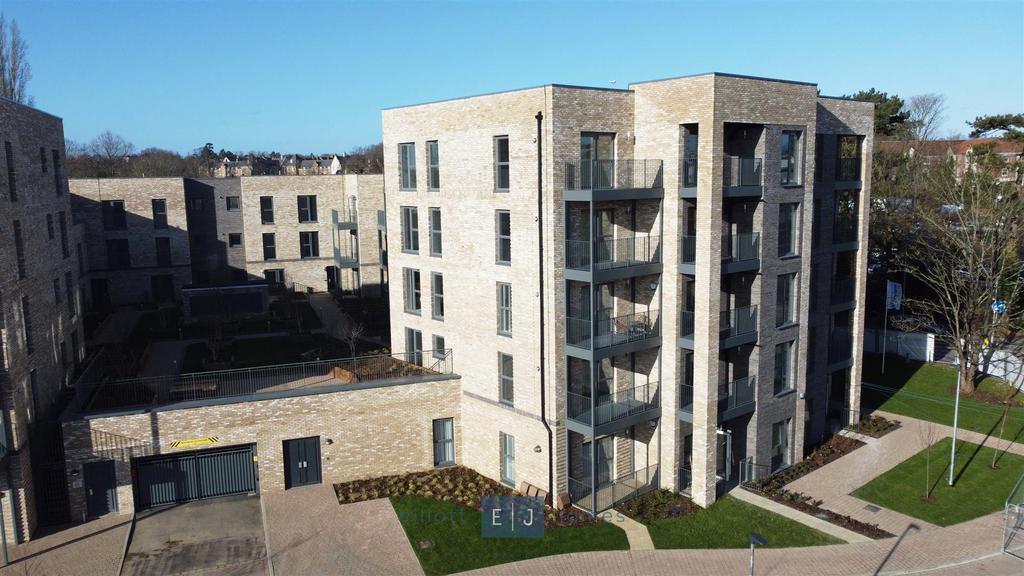 Epping Gate, Loughton IG10 2 bed duplex - £2,200 pcm (£508 pw)