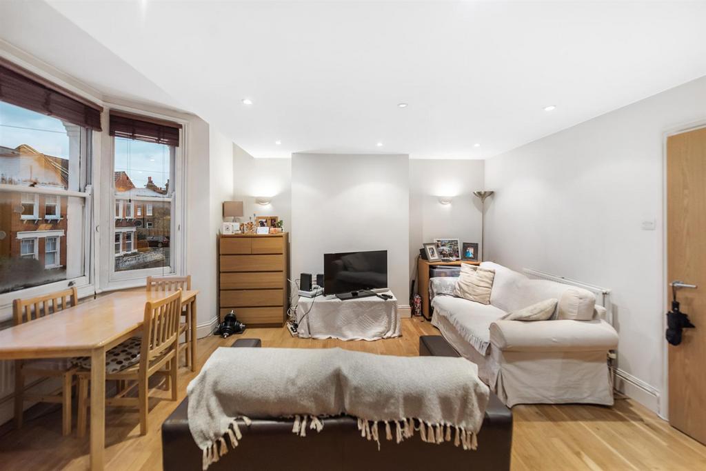 Brading Road, SW2 2 bed flat - £1,907 pcm (£440 pw)
