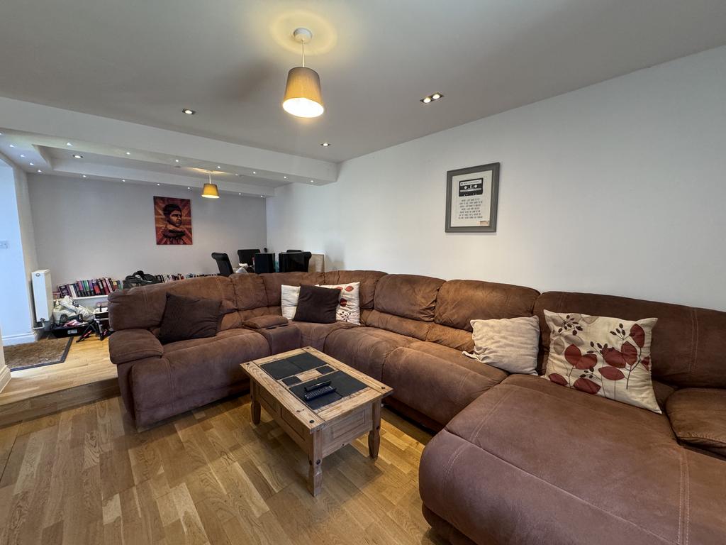 11 Alma Street, Cottage 2 bed house - £1,100 pcm (£254 pw)