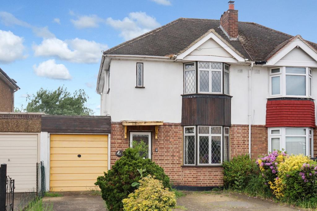 Boleyn Drive, West Molesey, KT8 3 bed semi-detached house - £500,000