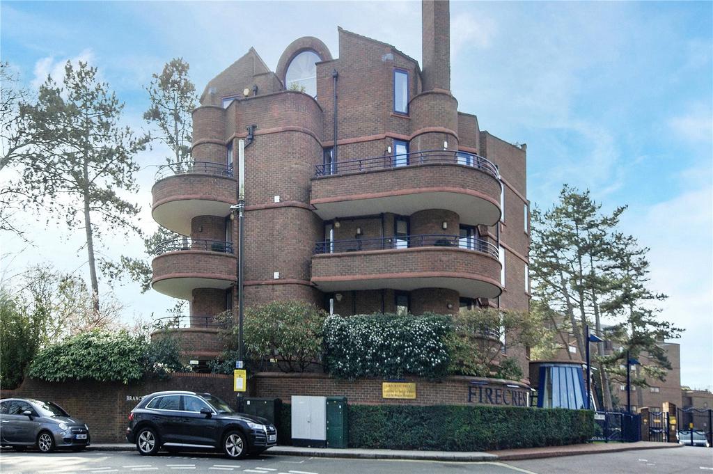 Savoy Court, Firecrest Drive... 3 bed flat - £5,200 pcm (£1,200 pw)