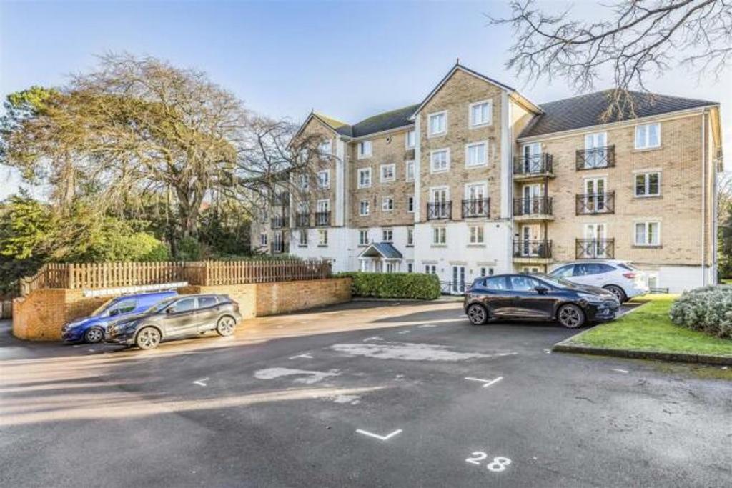 Knyveton Road, Bournemouth BH1 2 bed apartment - £270,000