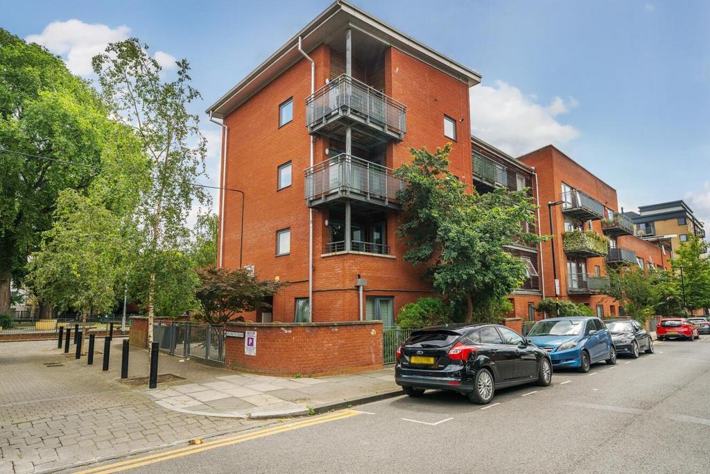 Wellington Square, Islington 2 bed flat - £500,000