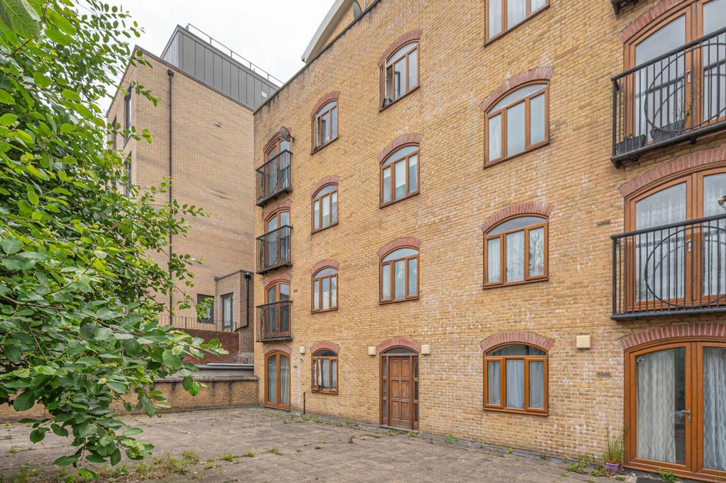 Newbury House, New Barnet, Barnet, EN4 2 bed flat - £490,000