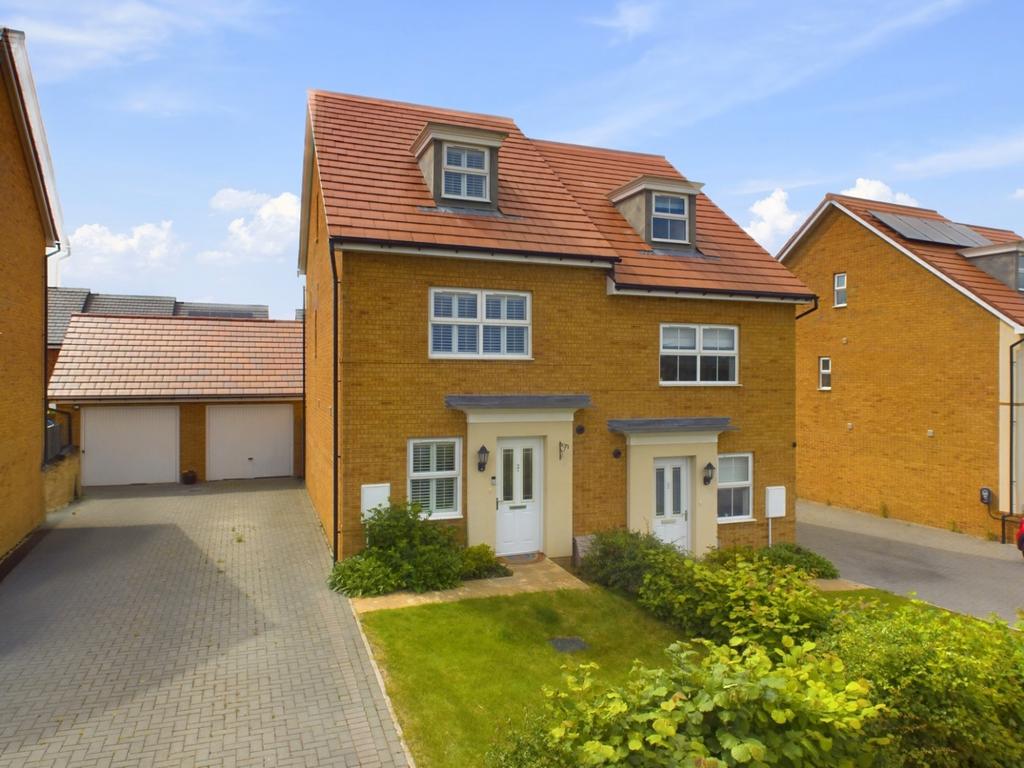 Briggington Way, Leighton Buzzard, LU7 4 bed semi-detached house - £400,000