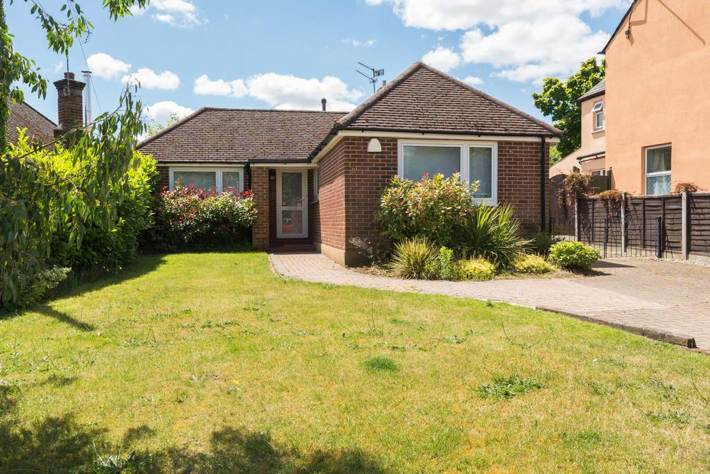 Barnby Road, Knaphill, Woking, GU21 2 bed bungalow - £495,000