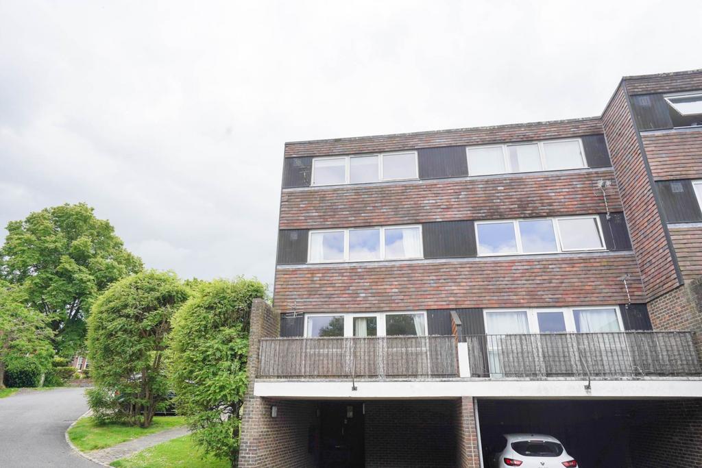 Eleanor Close, Lewes 1 bed flat - £215,000