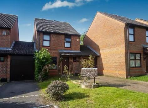 Nutmeg Close, Berkshire, RG6 3 bed terraced house - £2,099 pcm (£484 pw)