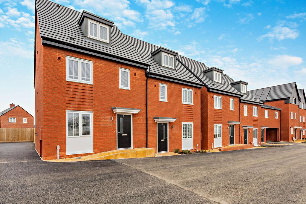 Brome Close, Harpole, NN7 4EB 3 bed terraced house - £1,550 pcm (£358 pw)