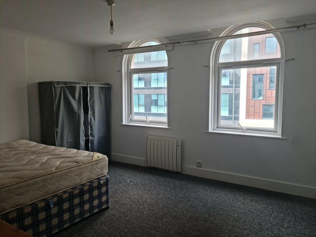 Large 2/3 Bed property in Lansdowne 3 bed flat to rent - £1,250 pcm (£ ...