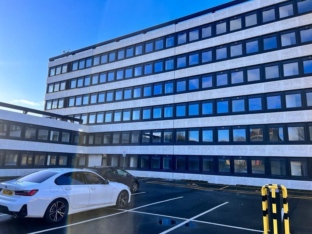Yeadon House, Leeds LS19 1 bed apartment - £725 pcm (£167 pw)