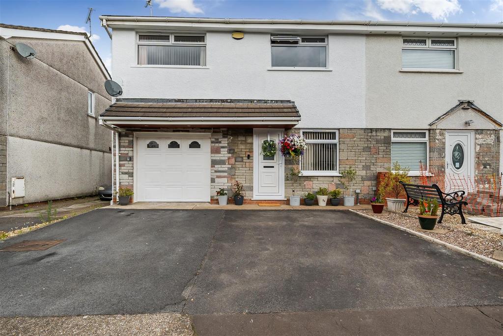 Clos Glanlliw, Pontlliw, Swansea 4 bed semi-detached house - £245,000