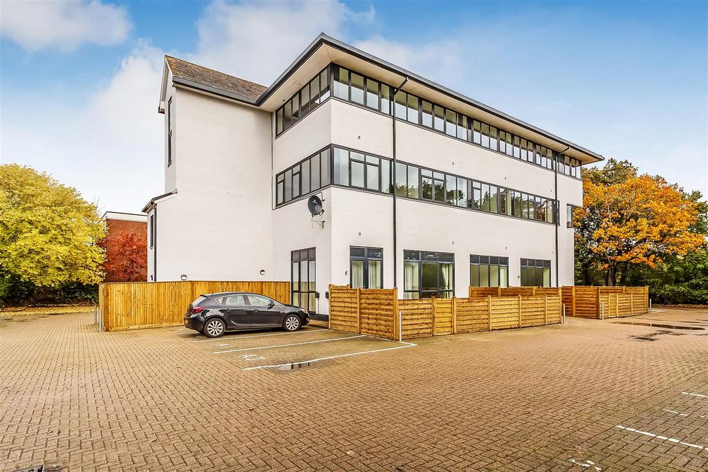 LEATHERHEAD KT22 2 bed apartment - £299,500