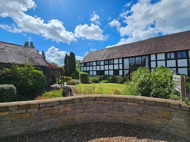 Dunstall, Earls Croome... 4 bed barn conversion - £1,900 pcm (£438 pw)