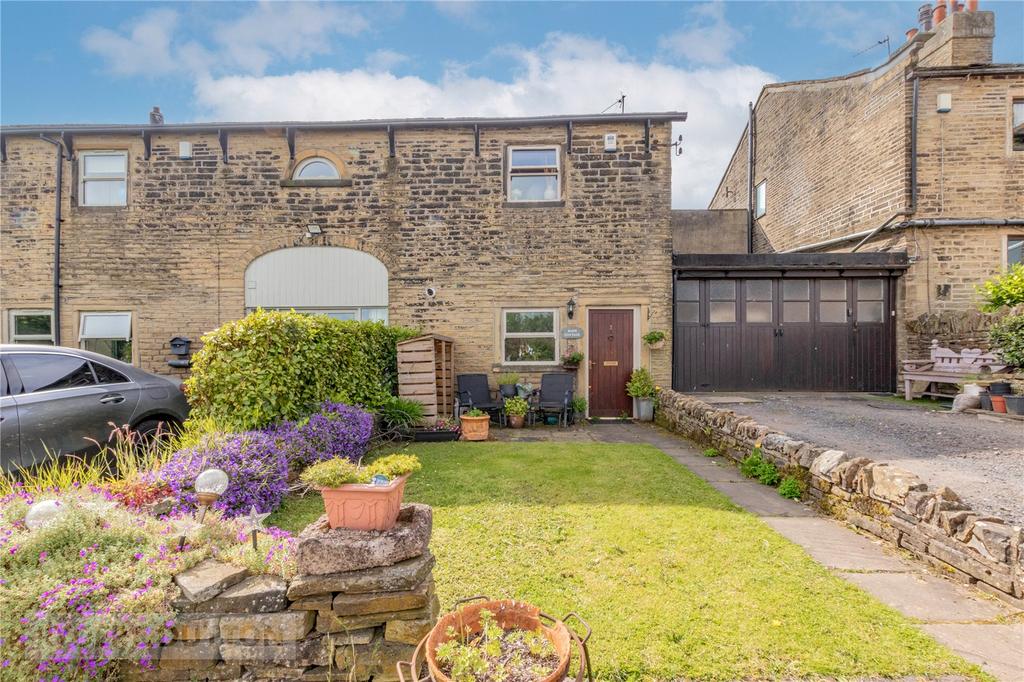 Upper Marsh, Halifax, West Yorkshire... 4 bed semi-detached house - £ ...