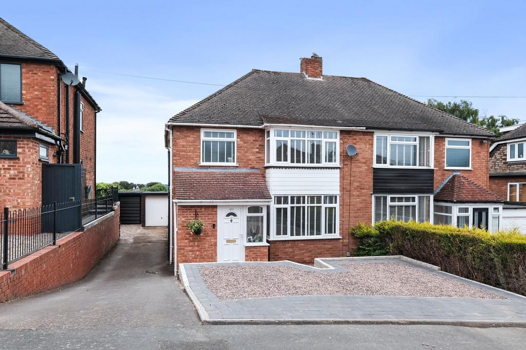 Kingsley Road, Kingswinford, DY6 9RP 3 bed semi-detached house - £350,000