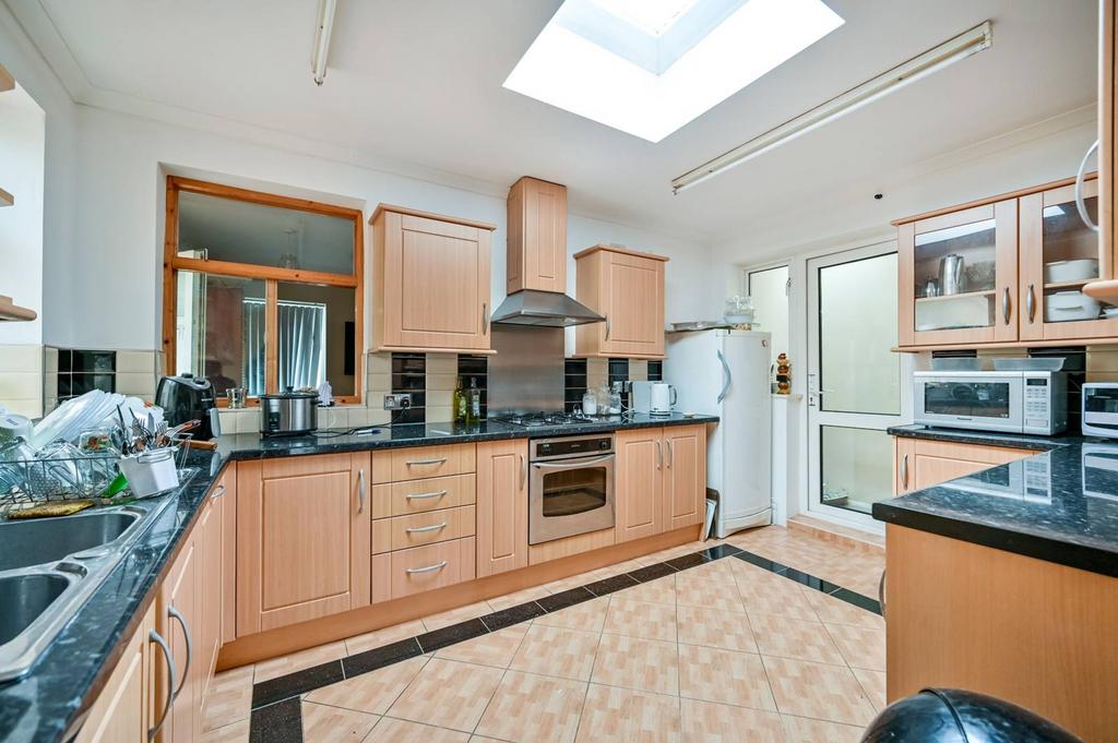 Ivanhoe Road, Hounslow, TW4 4 bed semi-detached house - £800,000