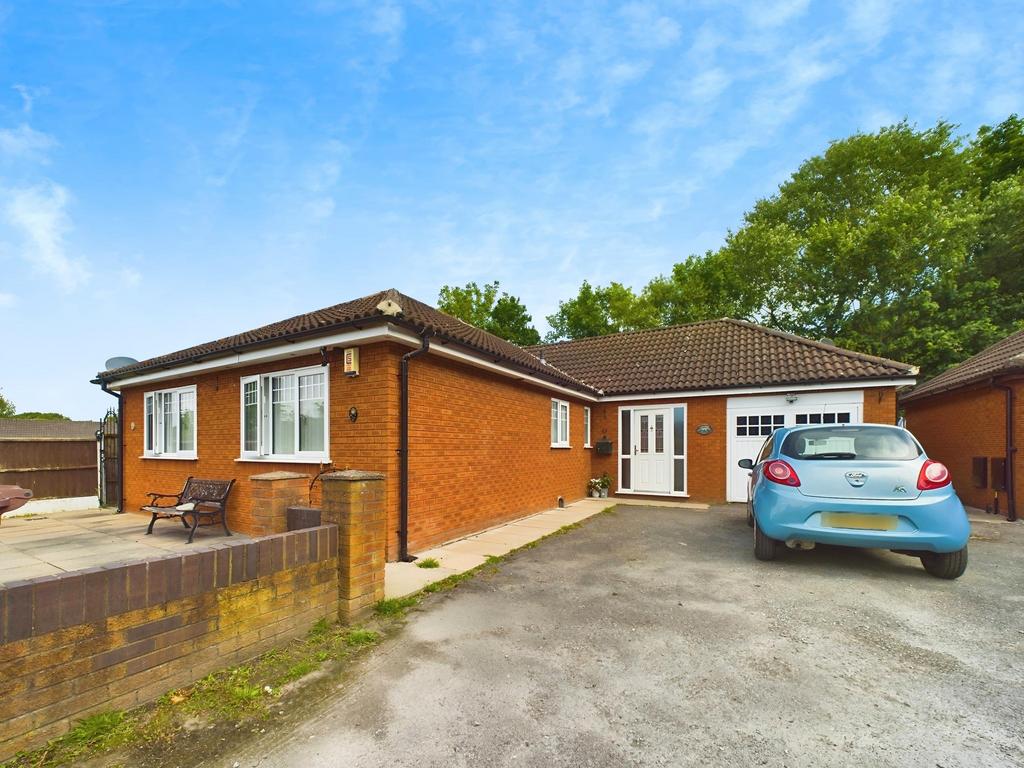 Wheatsheaf Avenue, Sutton Leach, St... 3 bed bungalow - £325,000