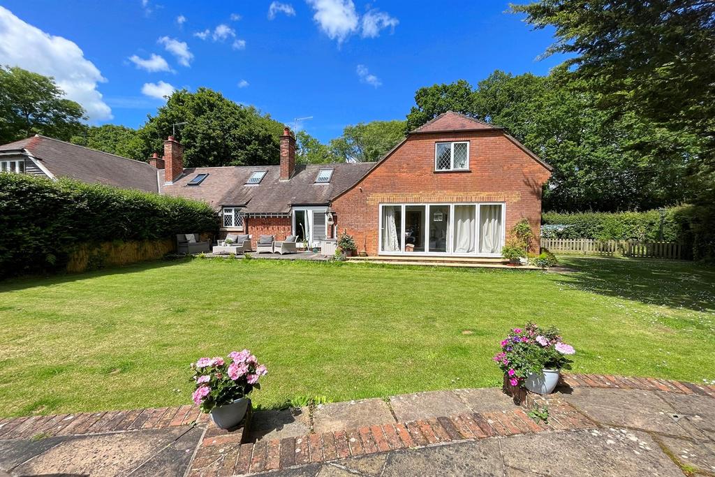 Cranborne 3 bed semi-detached house - £600,000