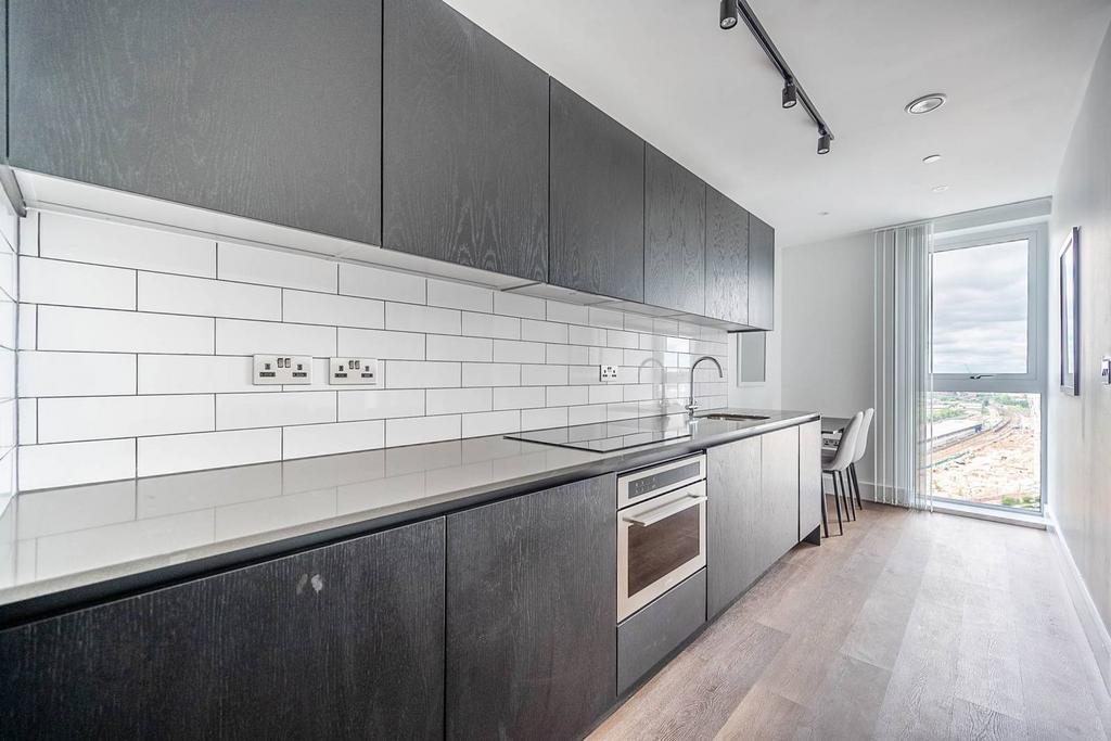 Mitre Yard, North Kensington, London... Studio - £1,699 pcm (£392 pw)