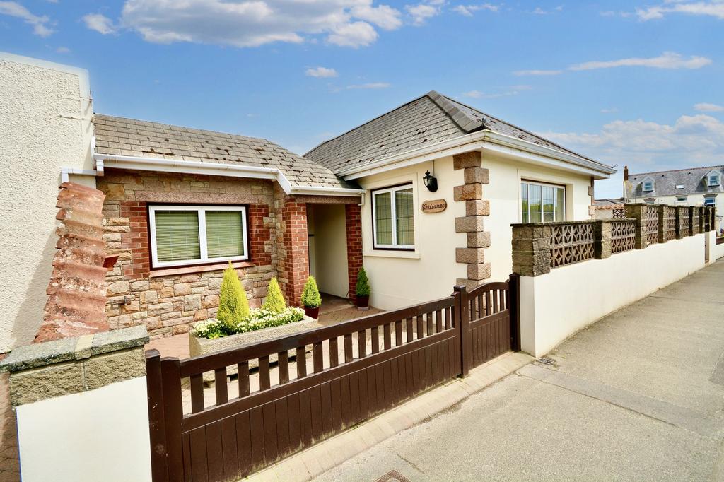La Route De Maufant, Jersey JE2 4 bed detached bungalow for sale - £945,000