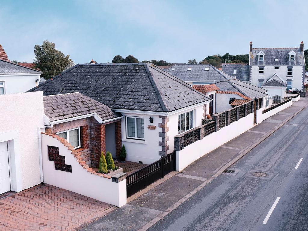 La Route De Maufant, Jersey JE2 4 bed detached bungalow for sale - £845,000