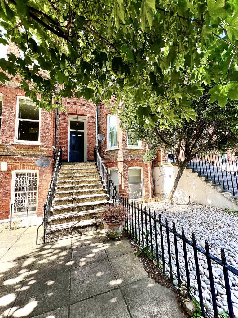 Fellows Road, NW3 2 bed flat - £2,750 pcm (£635 pw)