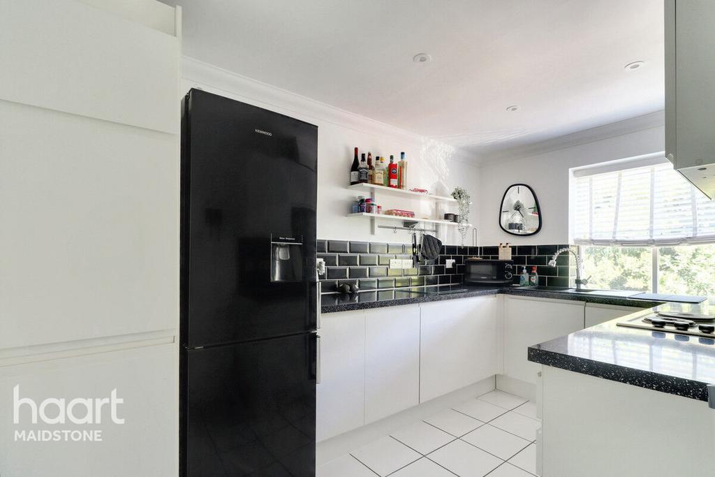 River Bank Close, Maidstone 2 bed apartment - £200,000