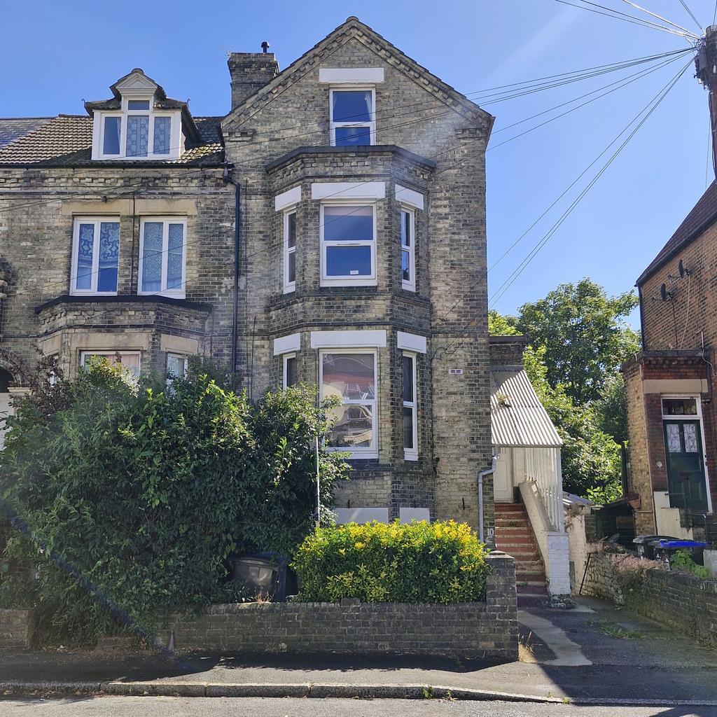 Salisbury Road, Dover, Kent, CT16 1EU 1 bed flat - £80,000