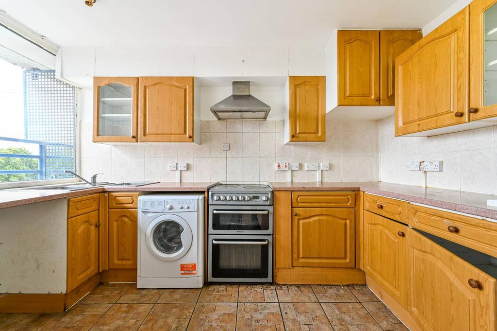 St Thomas Square, Hackney, London, E9 3 bed flat - £4,000 pcm (£923 pw)