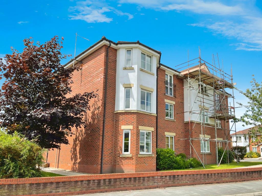 Rhuddlan Court, Saltney, Chester... 2 bed flat for sale - £155,000