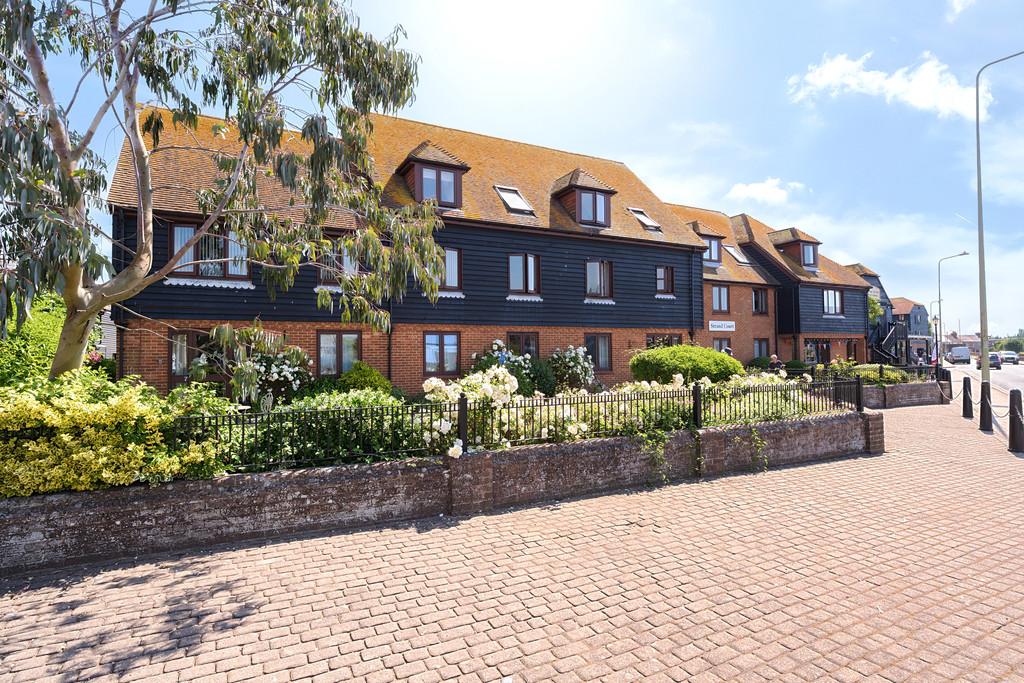 Strand Court, Rye, East Sussex TN31 7NY 1 bed apartment - £200,000