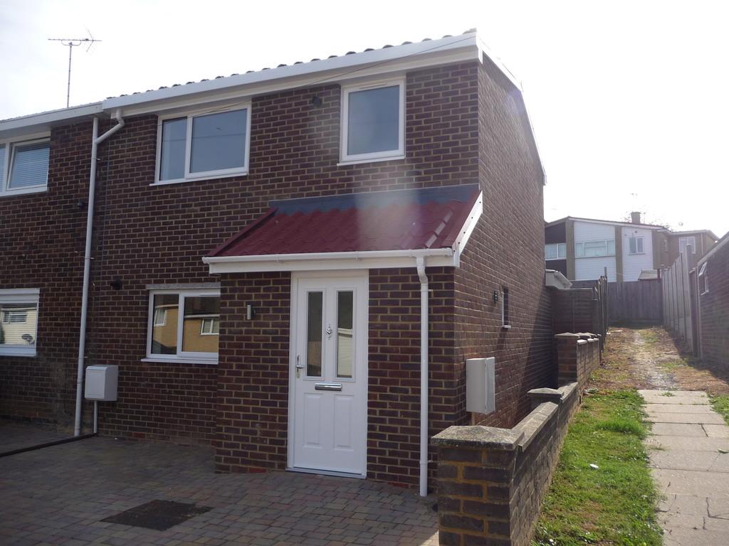 Shackleton Spring, Stevenage SG2 2 bed semi-detached house - £1,300 pcm ...