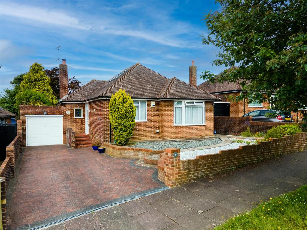 Ellis Avenue, Worthing 3 bed detached bungalow - £500,000