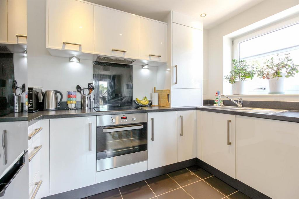 Shingly Place, London E4 2 bed apartment - £385,000