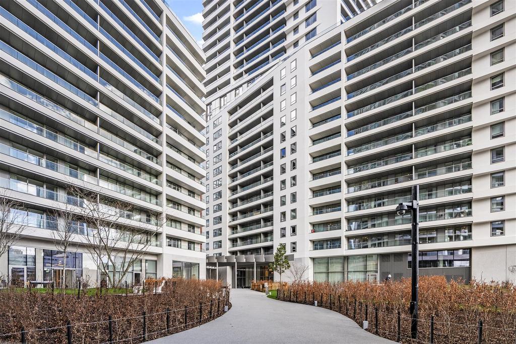 10 Park Drive, London 2 bed apartment - £4,000 pcm (£923 pw)