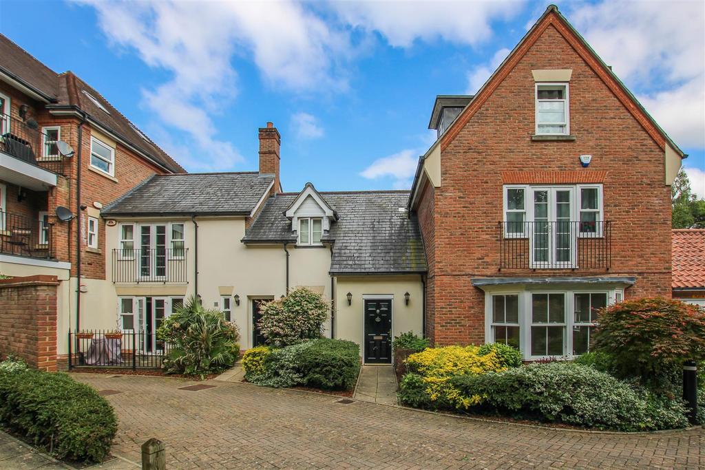 Sawyers Grove, Brentwood 2 bed maisonette - £450,000