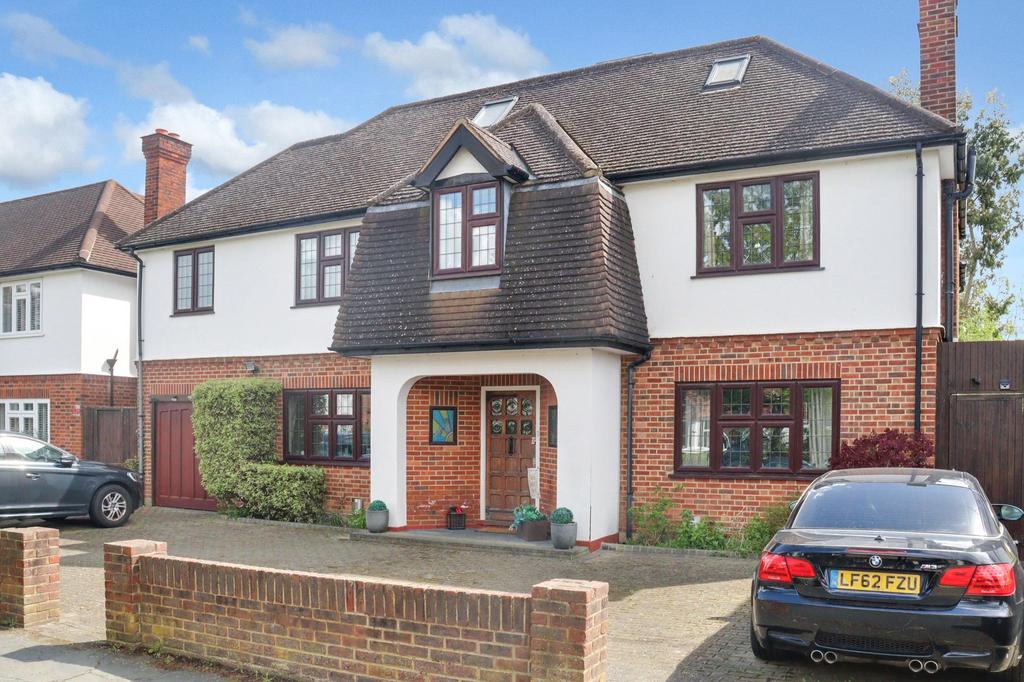 Chesterfield Drive, Esher, KT10 6 bed detached house - £1,650,000