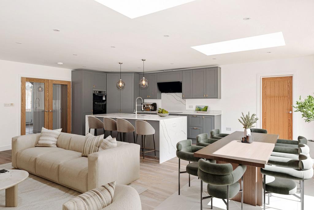 Glenavon Close, Claygate, KT10 4 bed detached house - £1,150,000