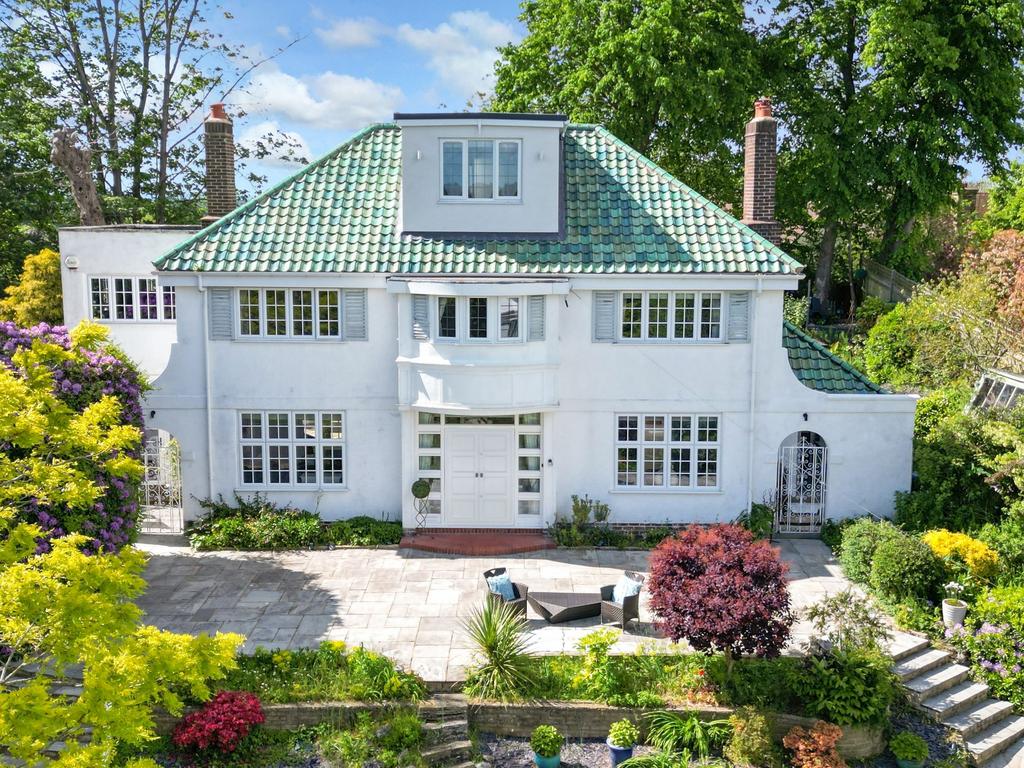 Ruxley Crescent, Claygate, KT10 6 bed detached house - £1,750,000